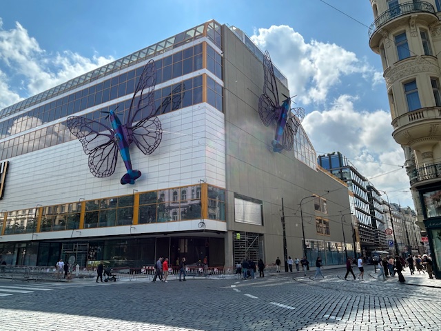 Le farfalle di Černý: le sculture installate sul centro commerciale Máj ...